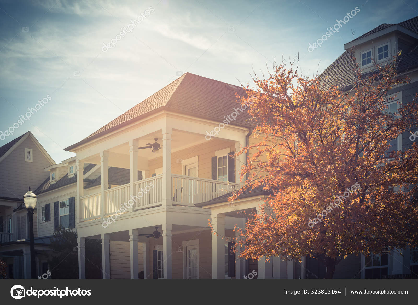 Luminoso Follaje Otoño Cerca Típica Casa Residencial Estilo Rural Dos ...