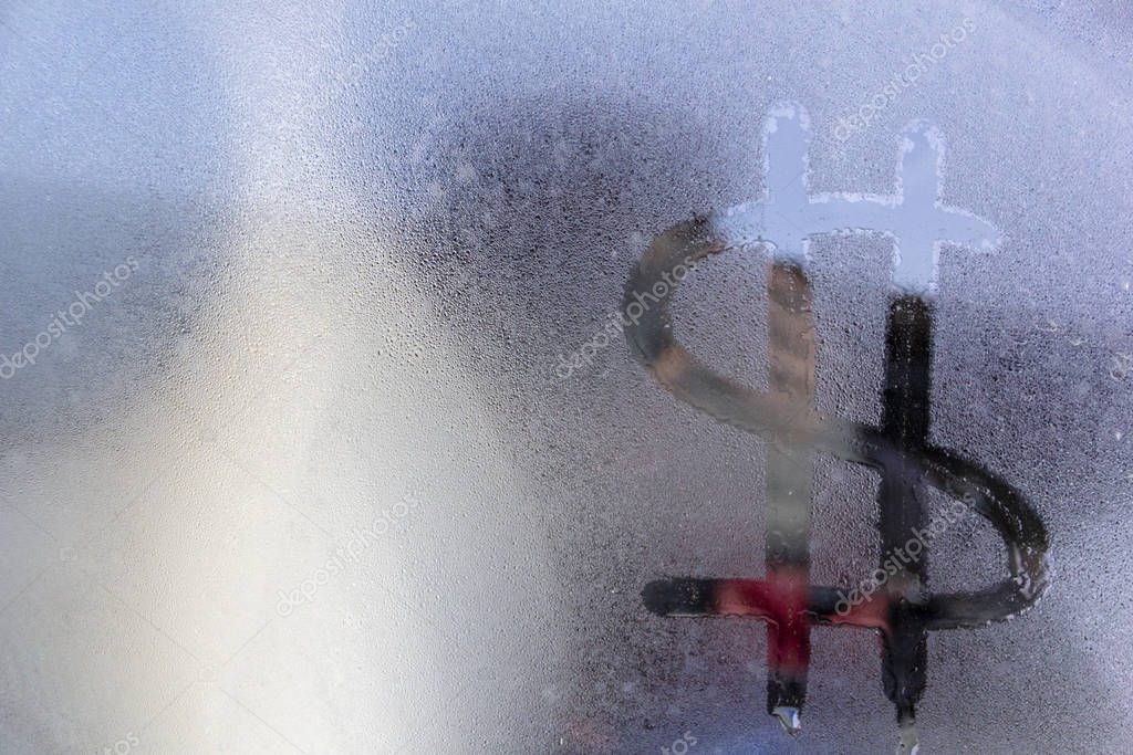 Lluvia símbolo signo de dólar gota en el vidrio. espacio libre para ...