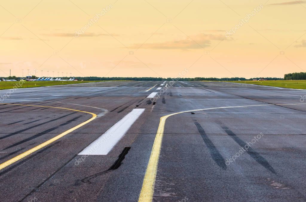 Wet Runway airport airplane strip plane asphalt road line — Stock Photo ...