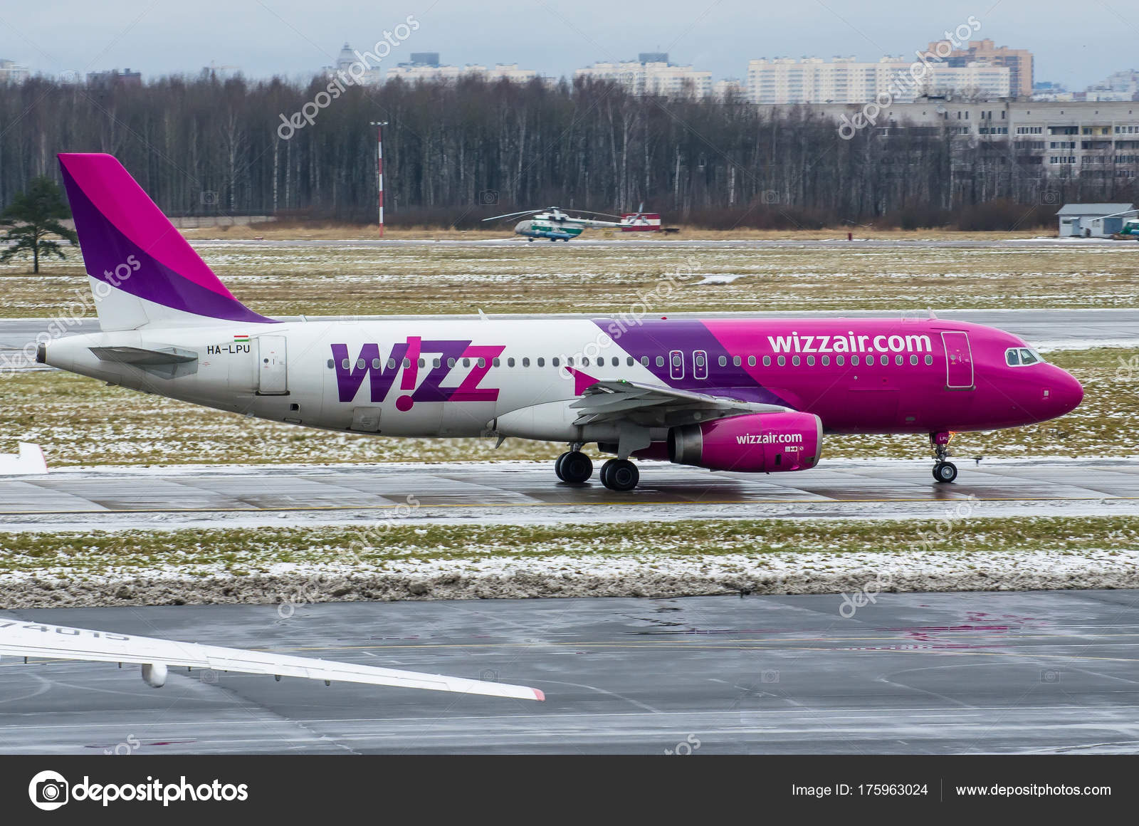 Airbus a320 Wizzair linie lotnicze, lotniska Pulkovo, Rosja Sankt Petersburg 02 grudzień 2017 ...