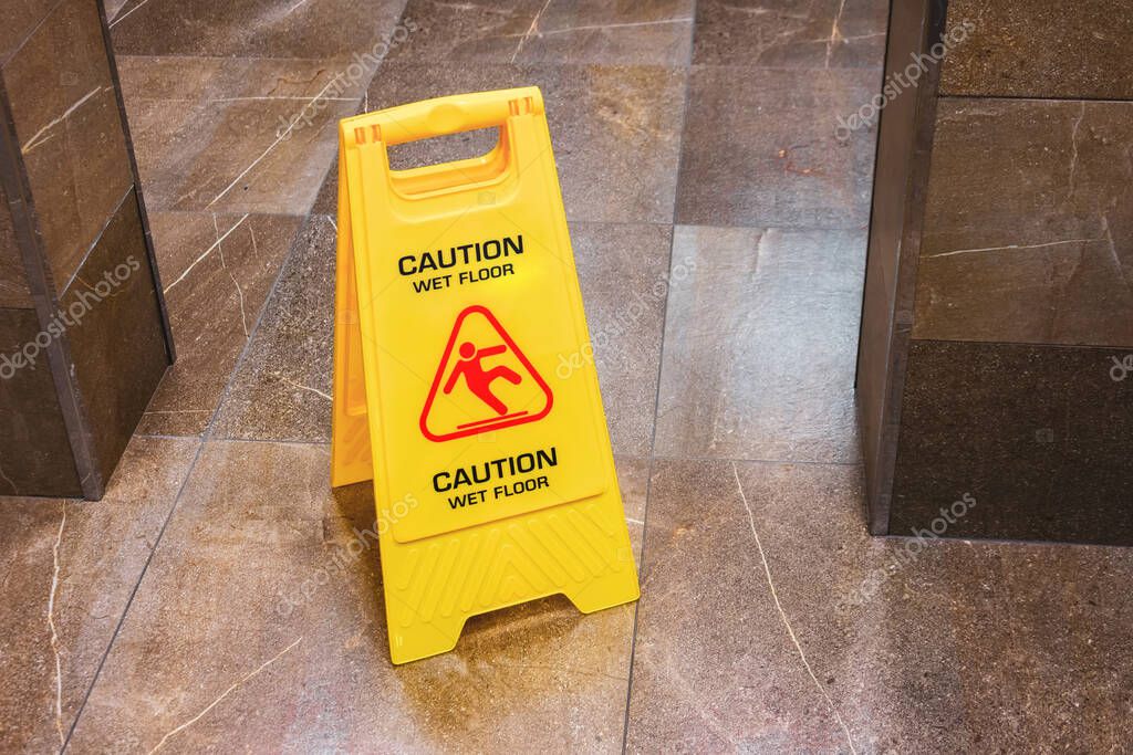 Señal amarilla precaución piso mojado con un hombre que cae en el ...
