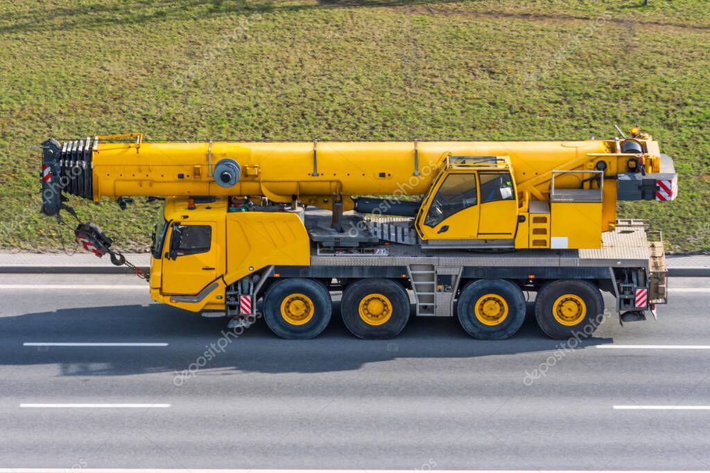 Grúa móvil pesada con paseos de construcción de pluma plegable en una ...