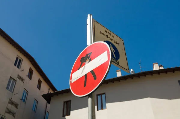 Italiaans verkeersbord Stock Photos, Royalty Free Italiaans ...