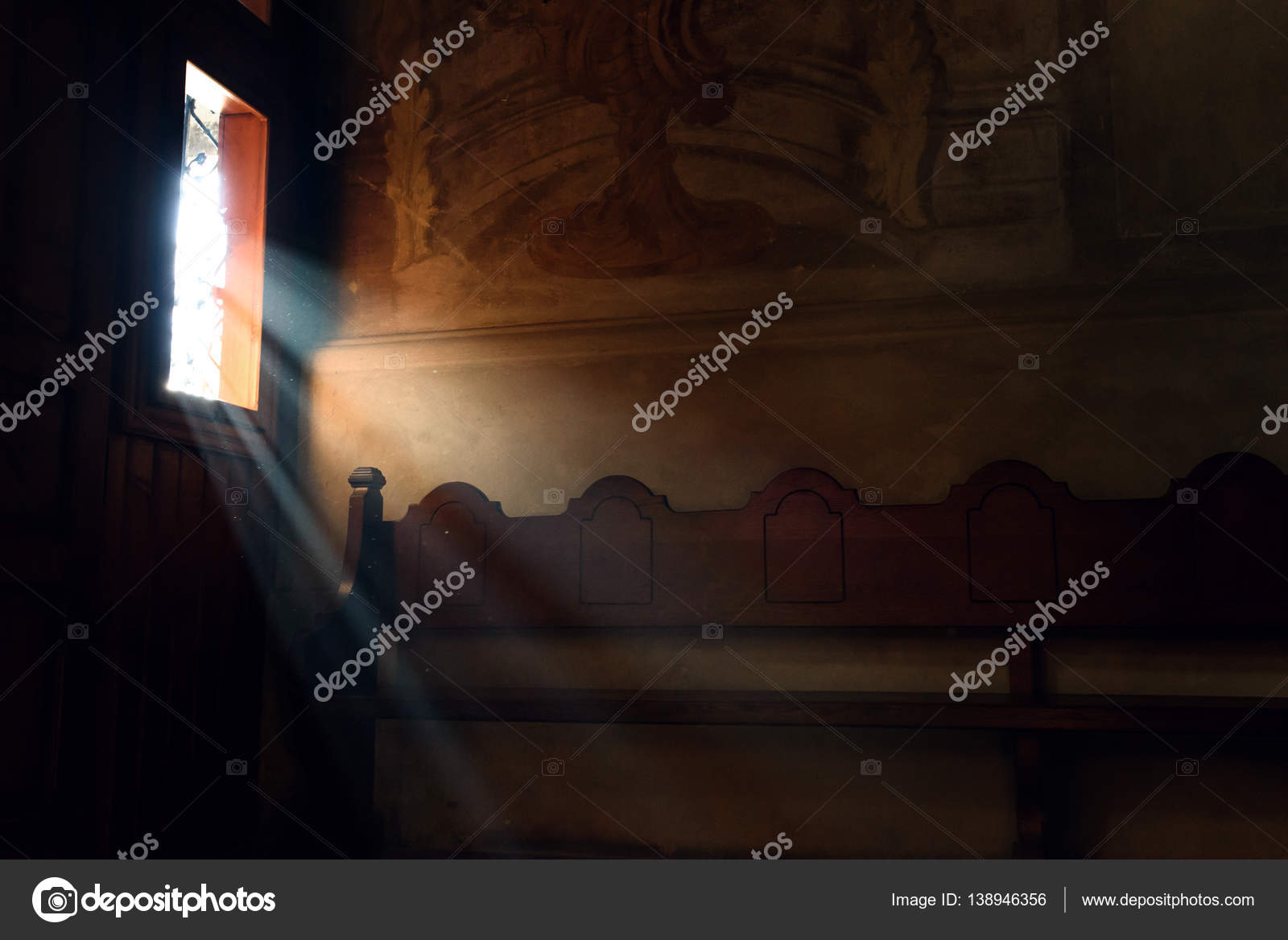 Light falling through window — Stock Photo © Sonyachny #138946356