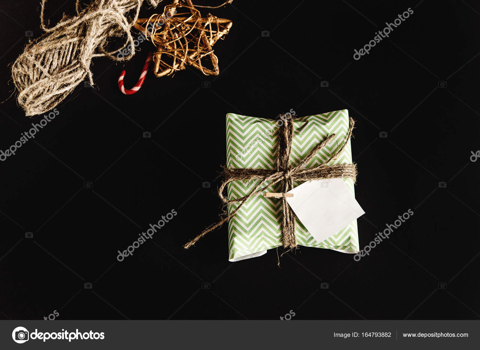 Gift box in green wrapping paper Stock Photo by ©Sonyachny 164793882