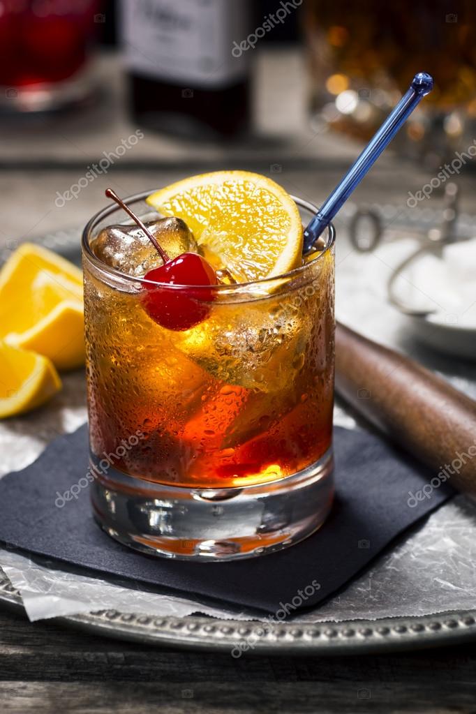 Cóctel a la antigua en Rocks Glass en un bar vintage 2024