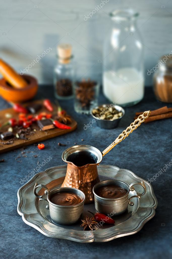 Dos tazas de chocolate caliente azteca picante e ingredientes 2024