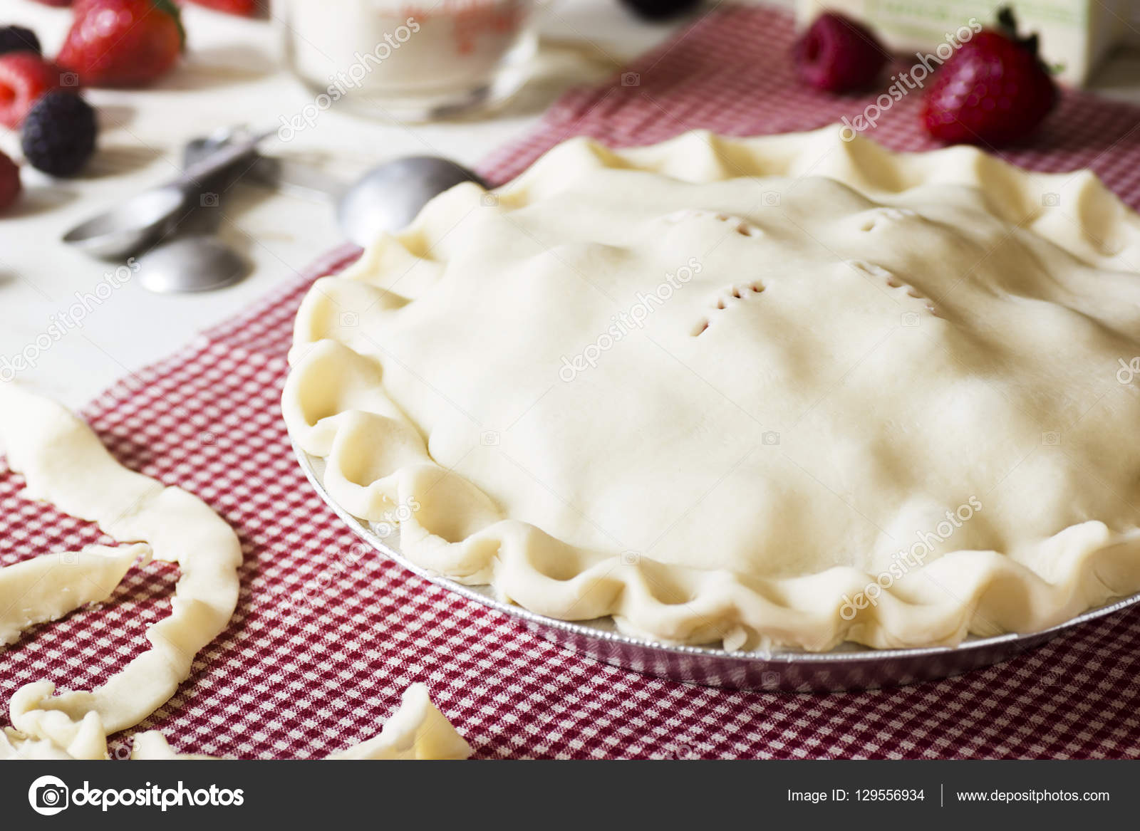 Uncooked Mixed Berry Pie with Crimped Crust Stock Photo by ©Viennetta ...
