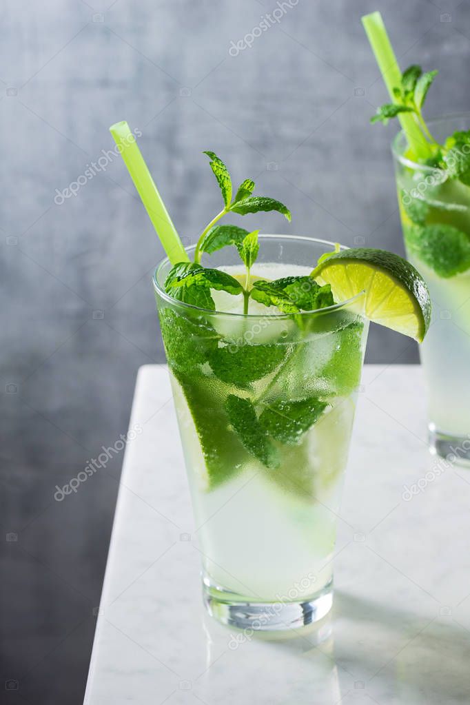 Cocteles fríos de mojito hechos de ron, menta, lima, jarabe simple y ...