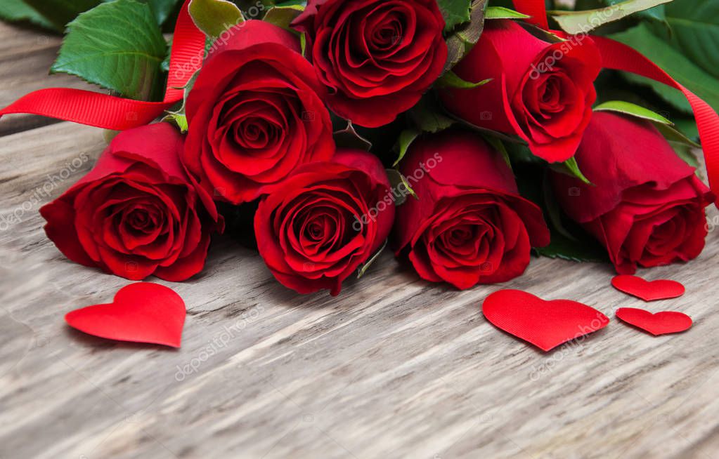 Corazones Y Rosas Rojas — Foto De Stock © Almaje 137360186