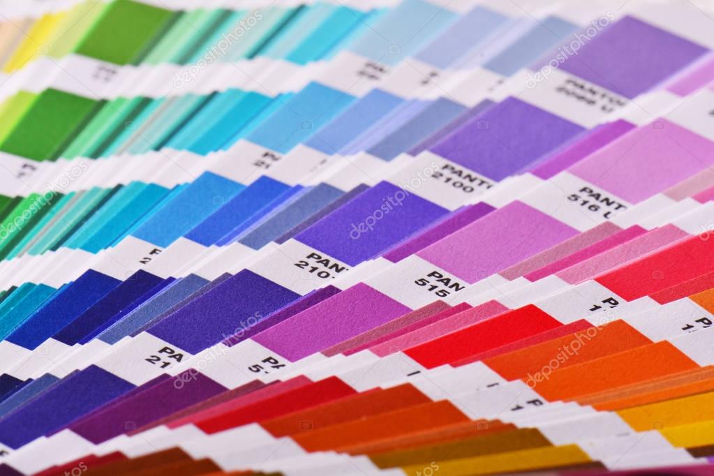 Paleta de colores Pantone Guide Close Up. Colorido catálogo de Swatch 2023