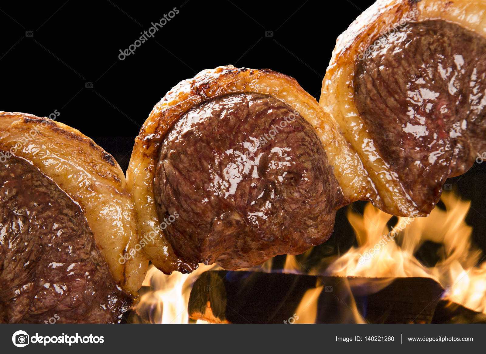 Picanha, tradicional churrasco brasileiro. — Fotografia de stock © Paulovilela #140221260