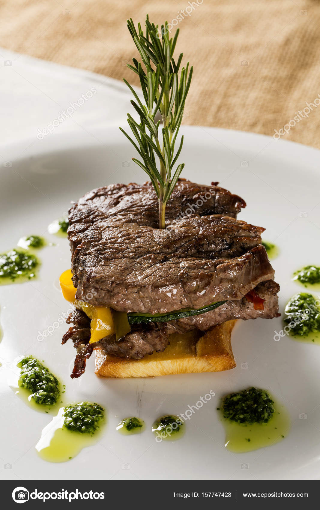 Filete mignon con yuca y verduras — Foto de stock © Paulovilela #157747428
