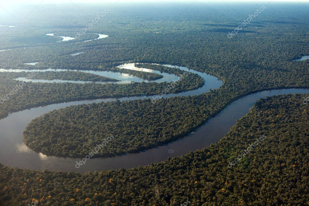 Vista aérea de la selva tropical y el río Amazonas 2022