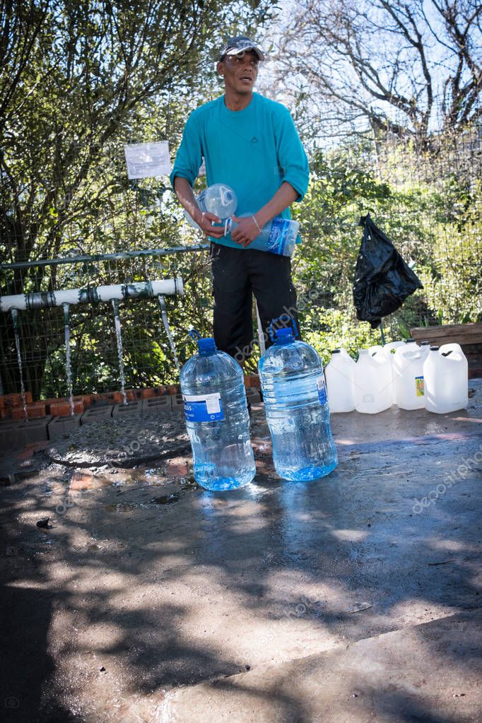 llenando botellas de agua en un manantial natural en Ciudad del Cabo 2022