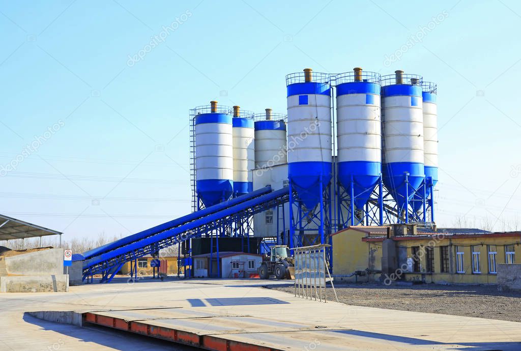 Torre de mezcla de hormigón. Concepto de instalación de construcción in ...