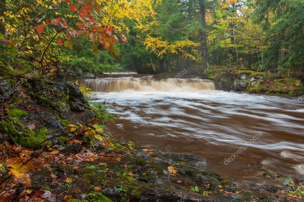 Slate River Falls, en el río Slate, rodeado de colores vivos otoñales ...
