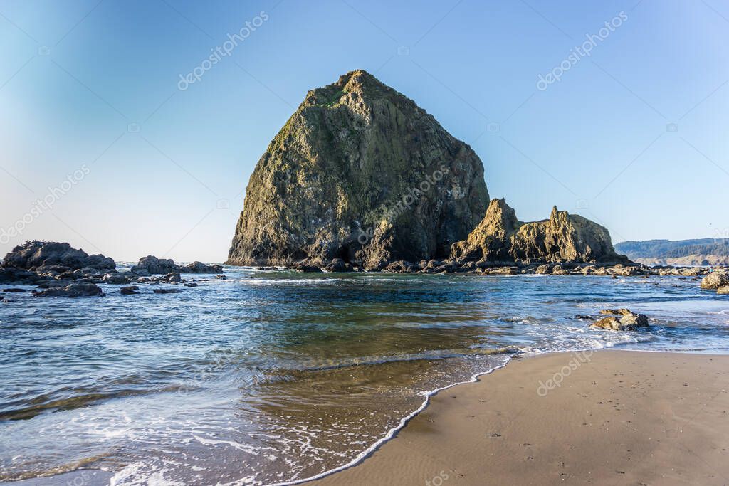Una vista del famoso Haystack Rock Monolith en Cannon Beach, Oregon. 2024