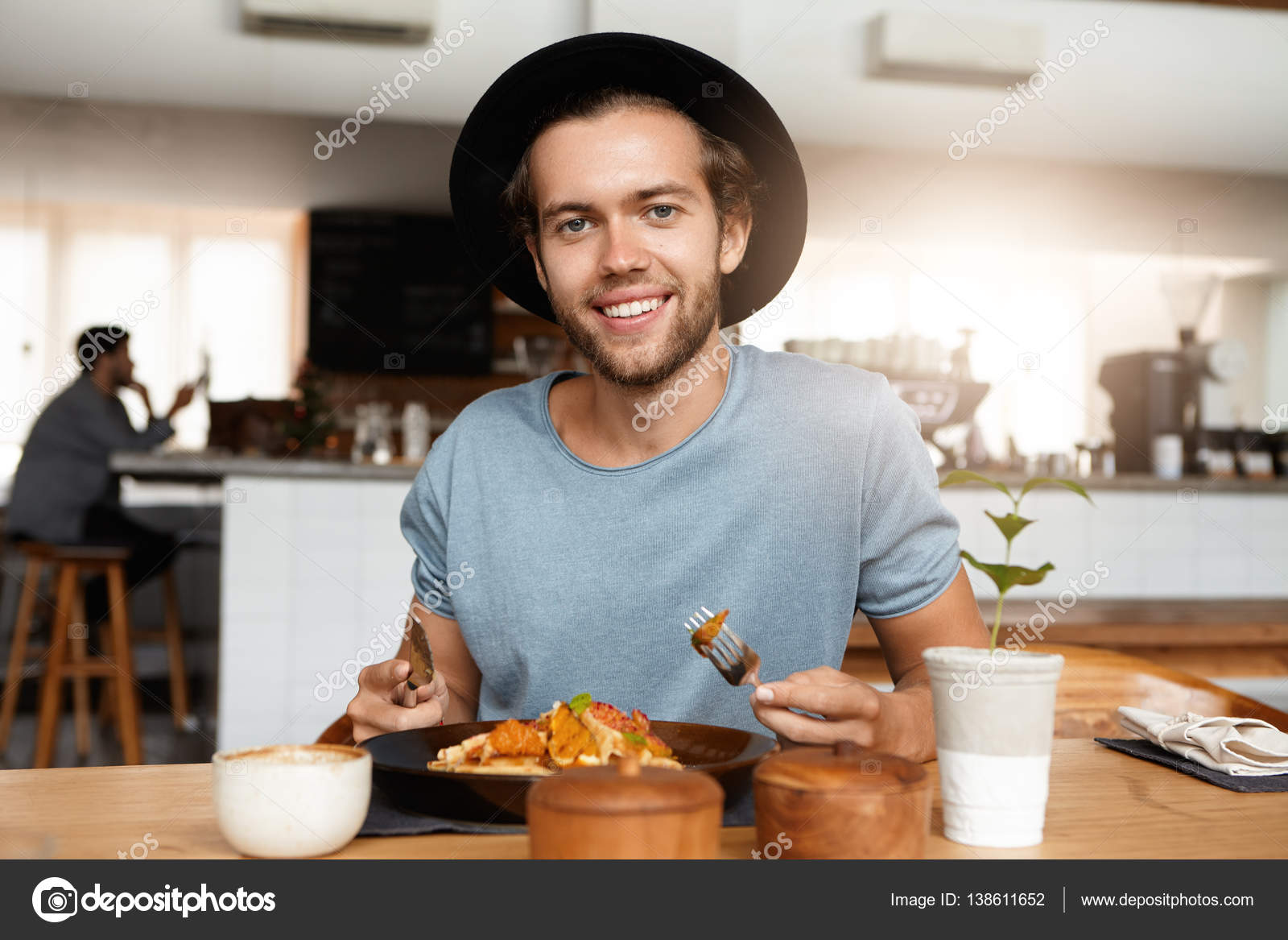 hombre solo cenar en el restaurante — Fotos de Stock © avemario #138611652
