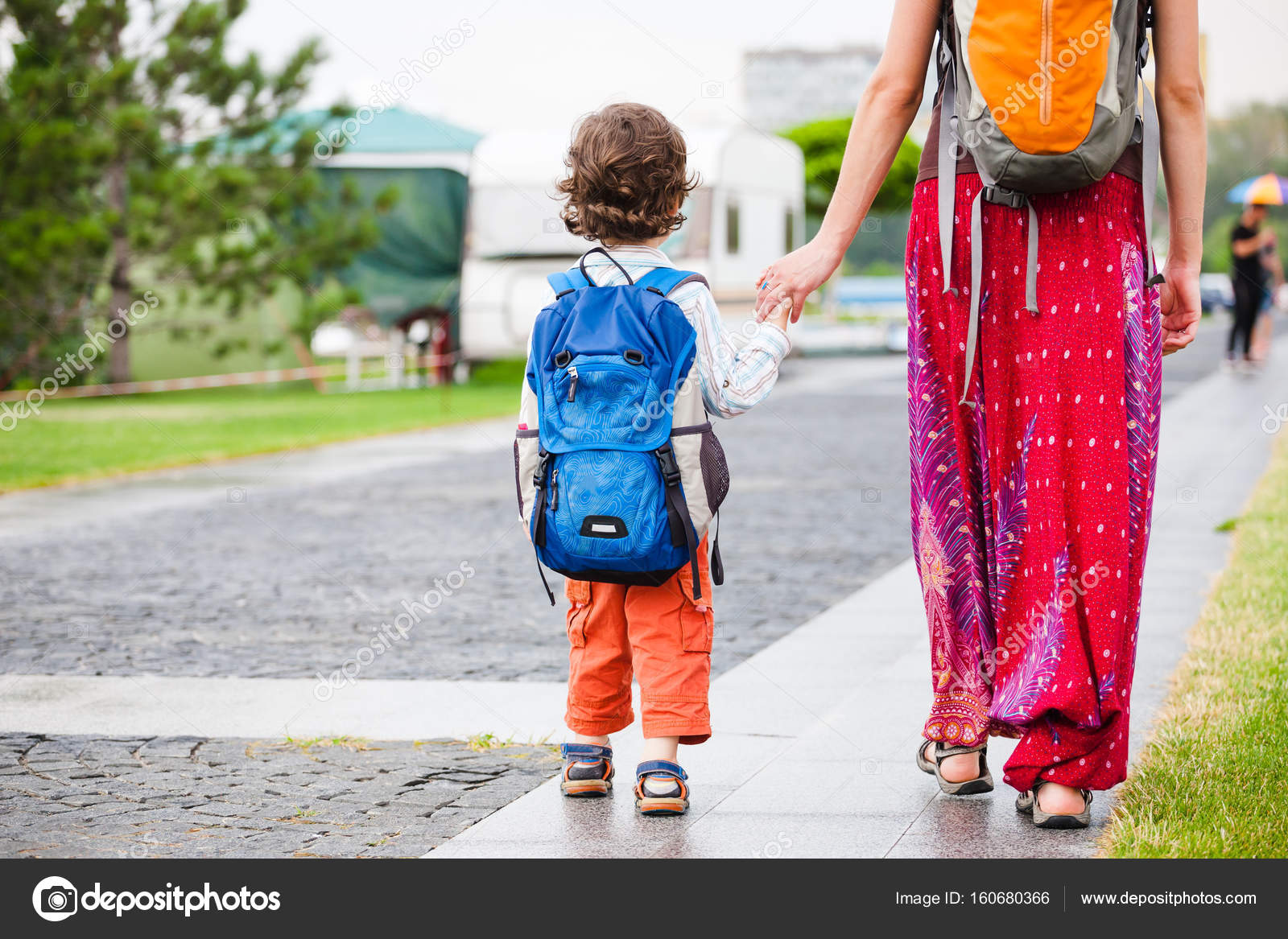 El niño camina con su madre . — Foto de stock #160680366 © zhukovvvlad