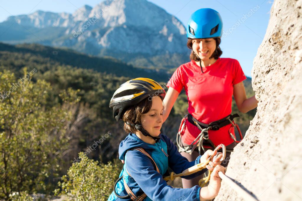 El instructor le enseña al niño a usar equipo de seguridad. El chico ...