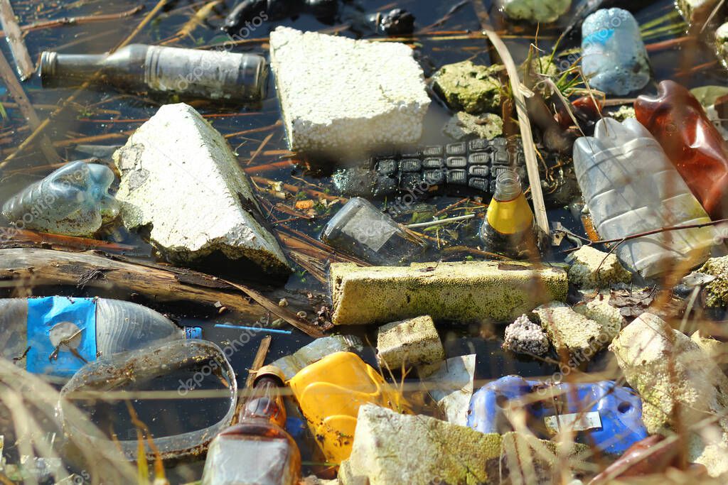 Montón de basura flotando en el lago. Concepto de contaminación ...