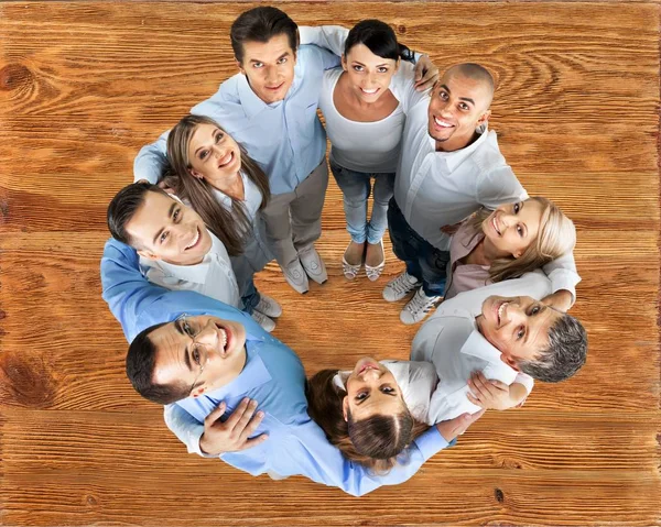 Grupo de personas felices en círculo mirando hacia abajo sobre fondo ...