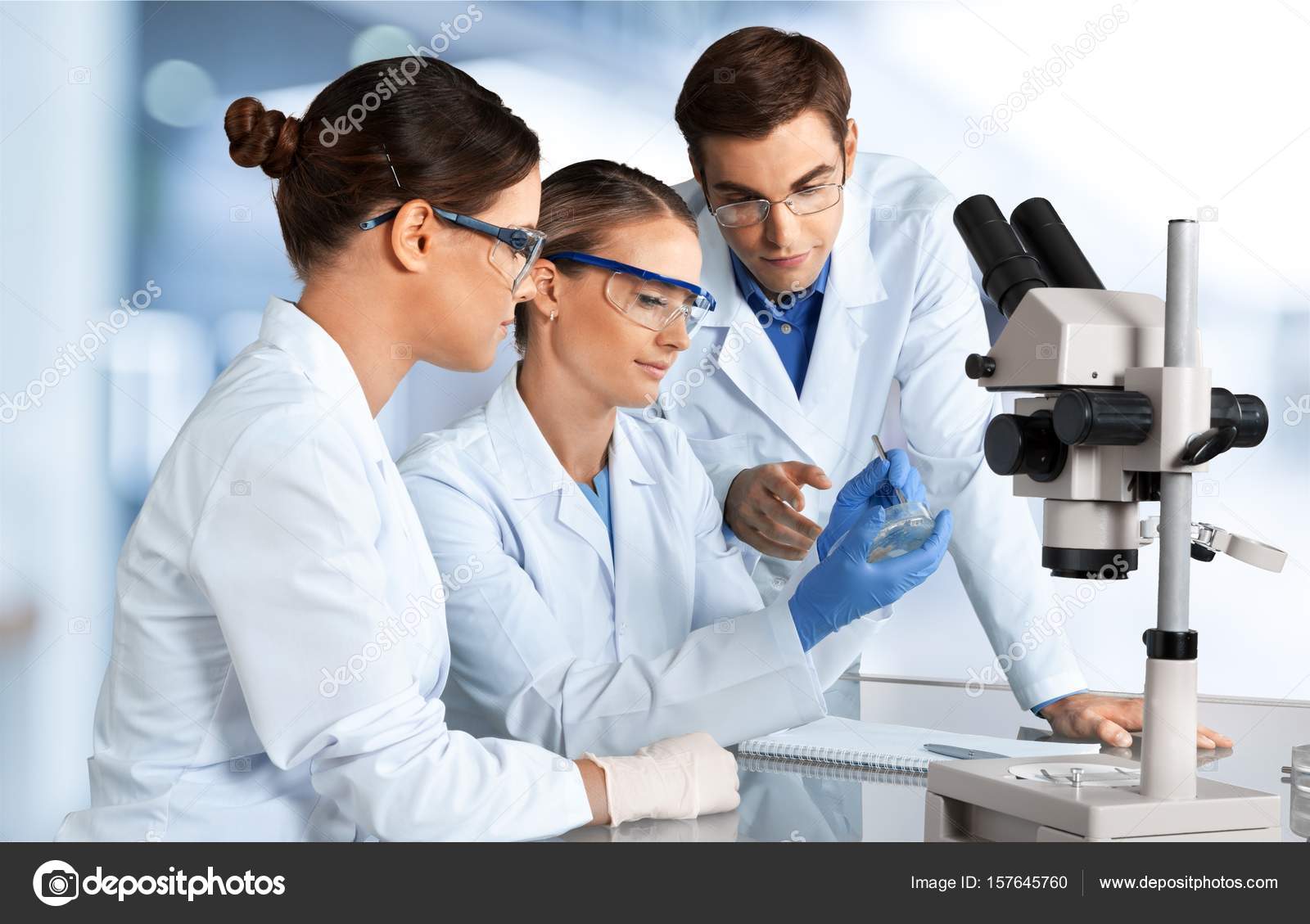 Científicos que trabajan con microscopio — Foto de stock #157645760 ...