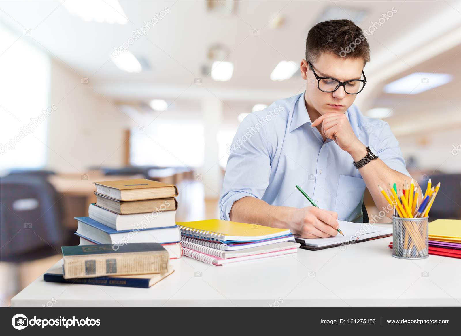 Man studerar i skolan — Stockfotografi © billiondigital #161275156