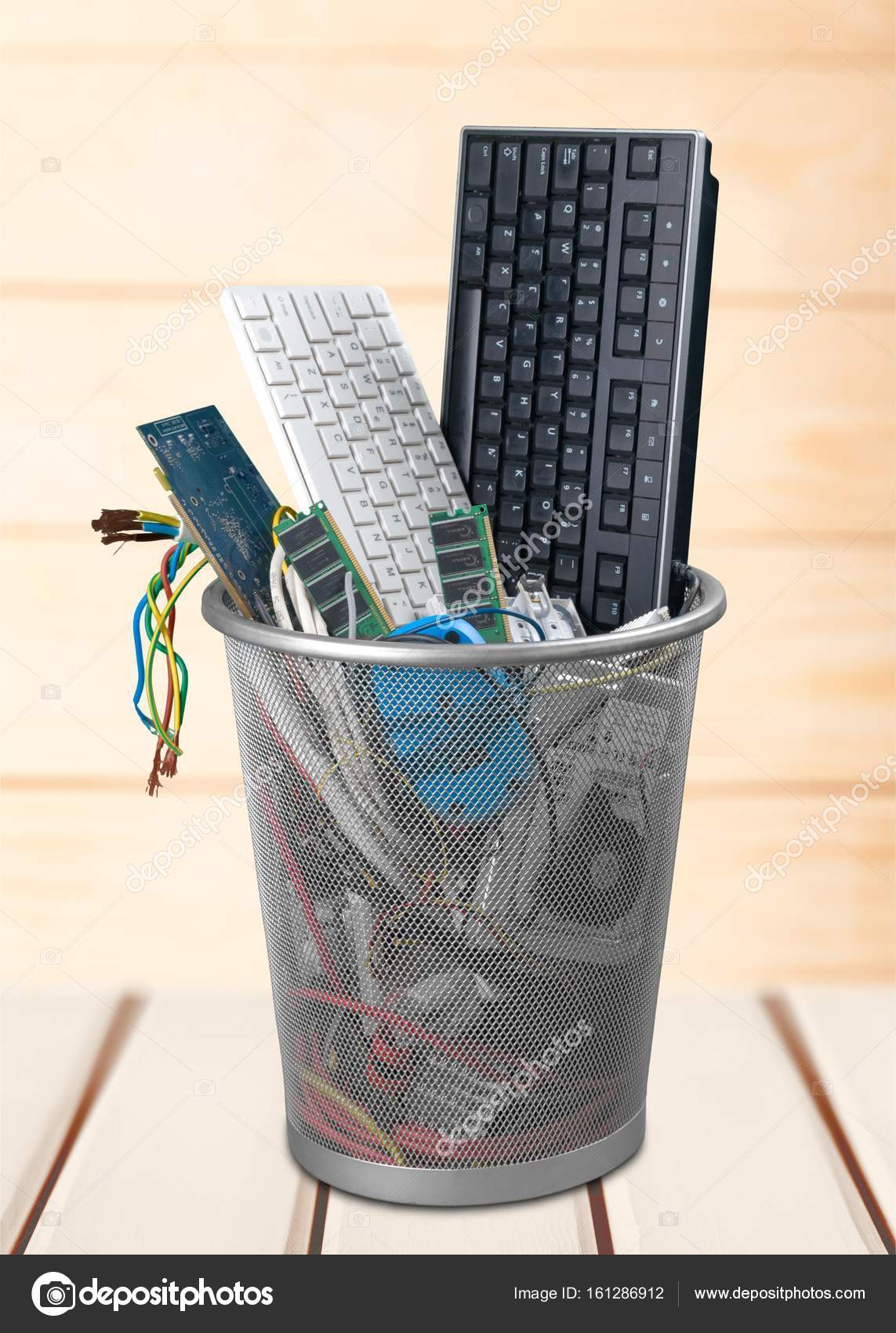 Old computer details in trashcan — Stock Photo © billiondigital #161286912