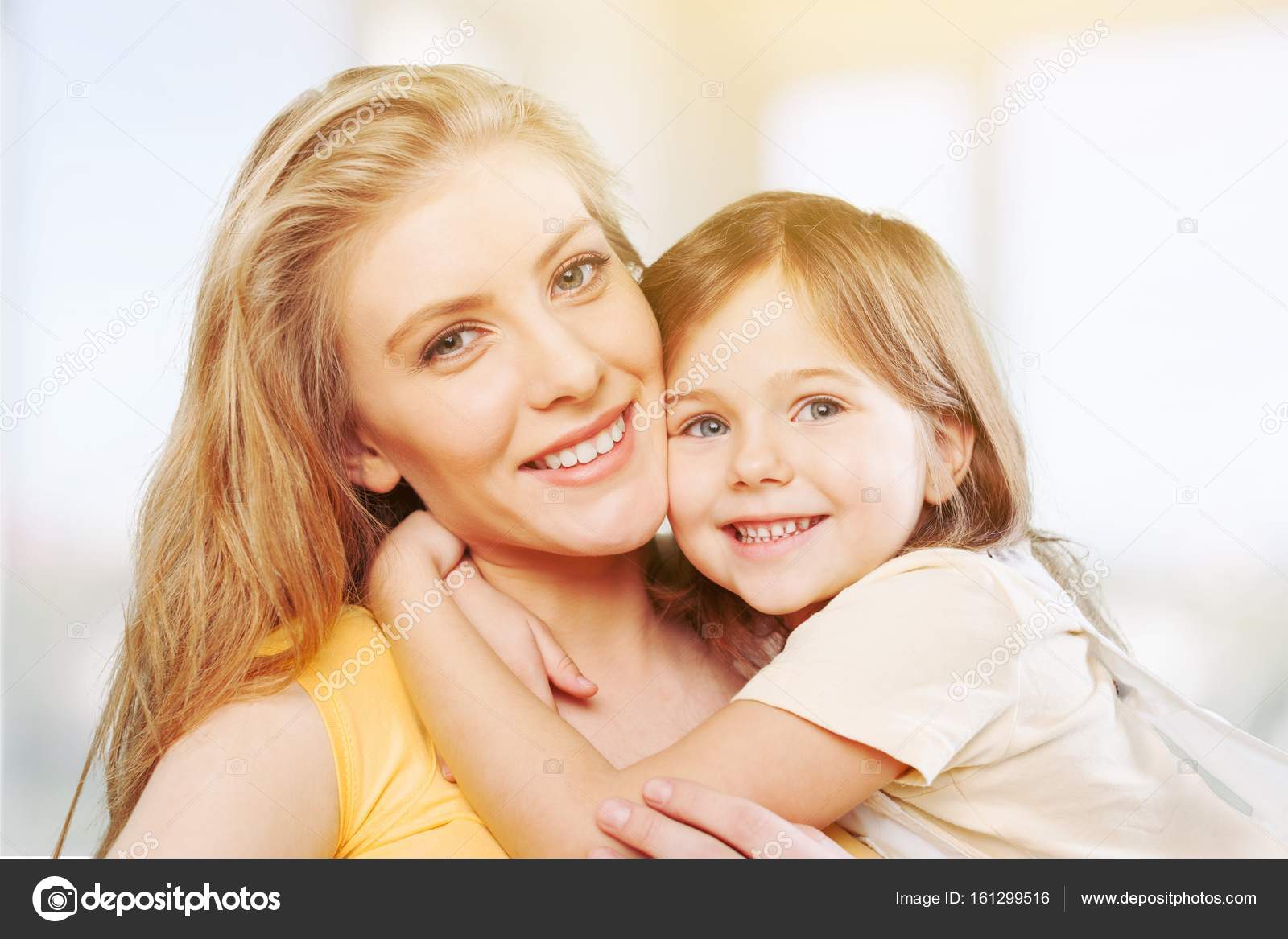 Moeder en dochter knuffelen ⬇ Stockfoto, rechtenvrije foto door © billiondigital #161299516