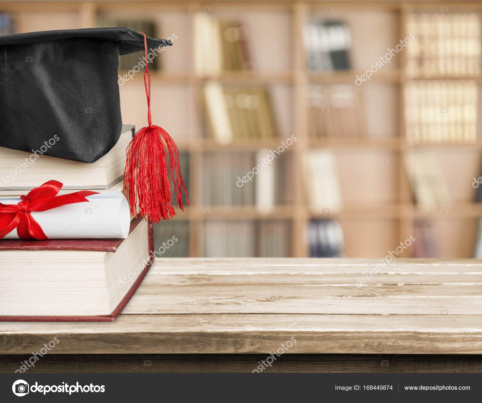 Graduation hat on stack of books — Stock Photo © billiondigital #168449874