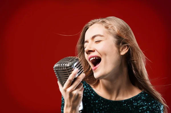Sing woman Stock Photos, Royalty Free Sing woman Images | Depositphotos
