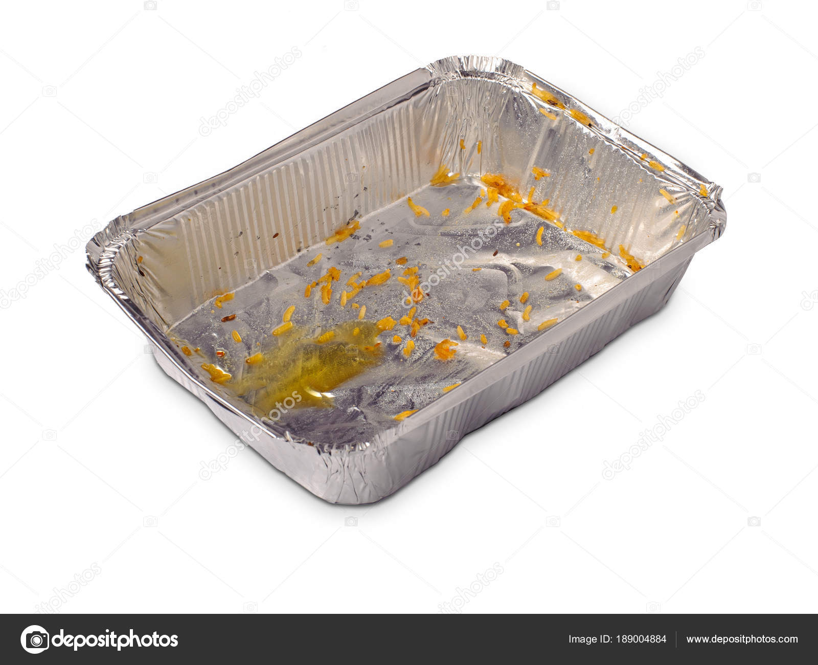 Platillo de papel de aluminio sucio vacío con granos de arroz y aceite ...