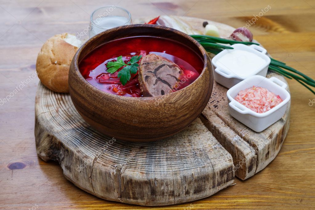 Borsch - sopa tradicional rusa con remolacha roja sobre el fondo de ...