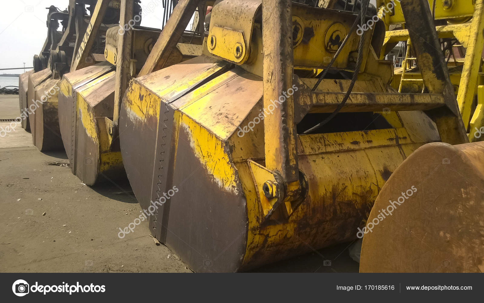 Large buckets for port loaders. Dreglayner, Hydraulic and cable — Stock ...