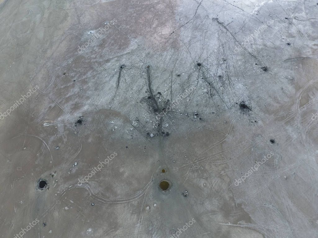 Vista superior de las fuentes de lodo del lago salado. Similitud ...