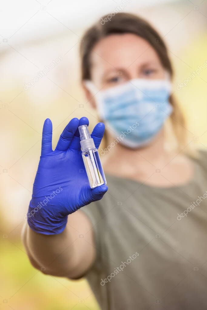 Mujer con m scara m dica protectora muestra gel antis ptico antibacteriano para la desinfecci n ...