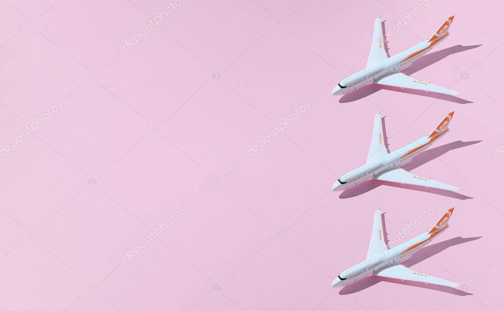 Modelos plano, aviones sobre fondo de color rosa. Concepto de viaje con ...