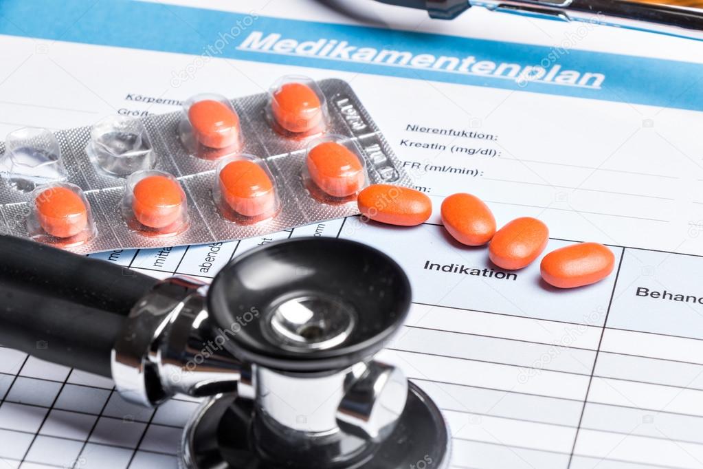 Plan de medicación (en alemán), con tabletas y estetoscopio 2022