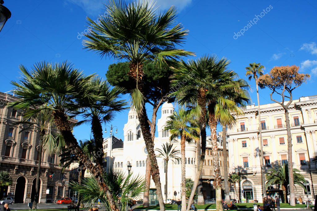 Monumento a Cavour en la plaza de su nombre en Roma, Italia 2022