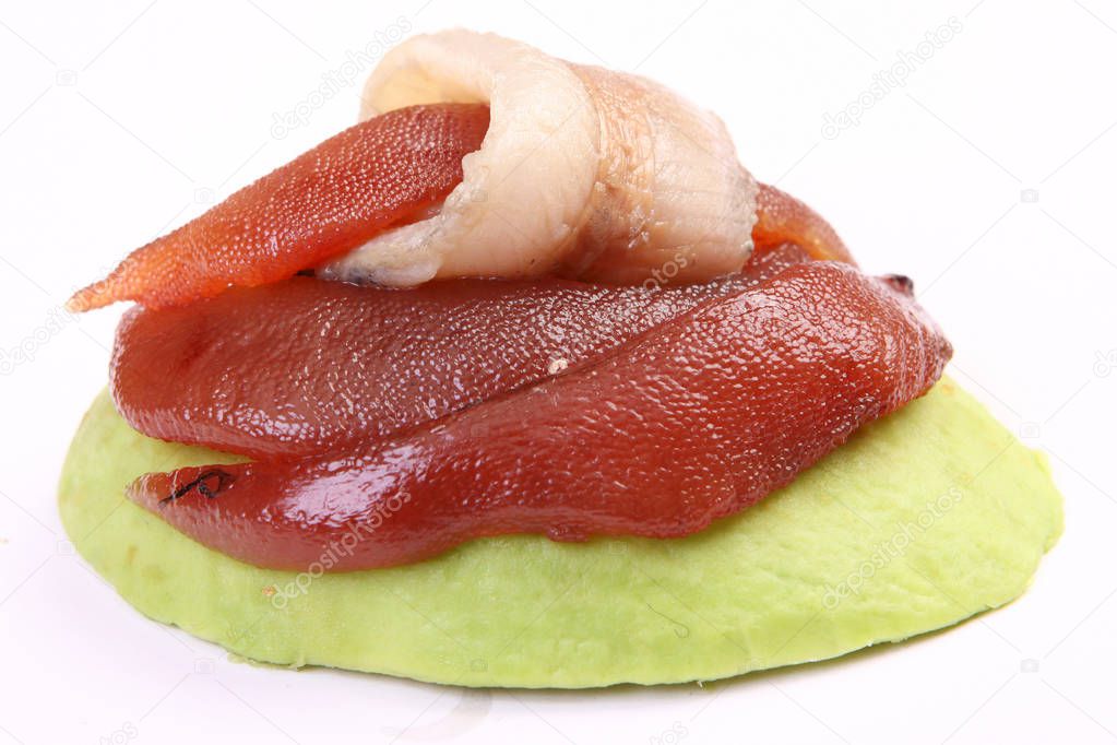 Rollo con arenque. Arenque en pertse.esklyuziv plato de ryby.File ...