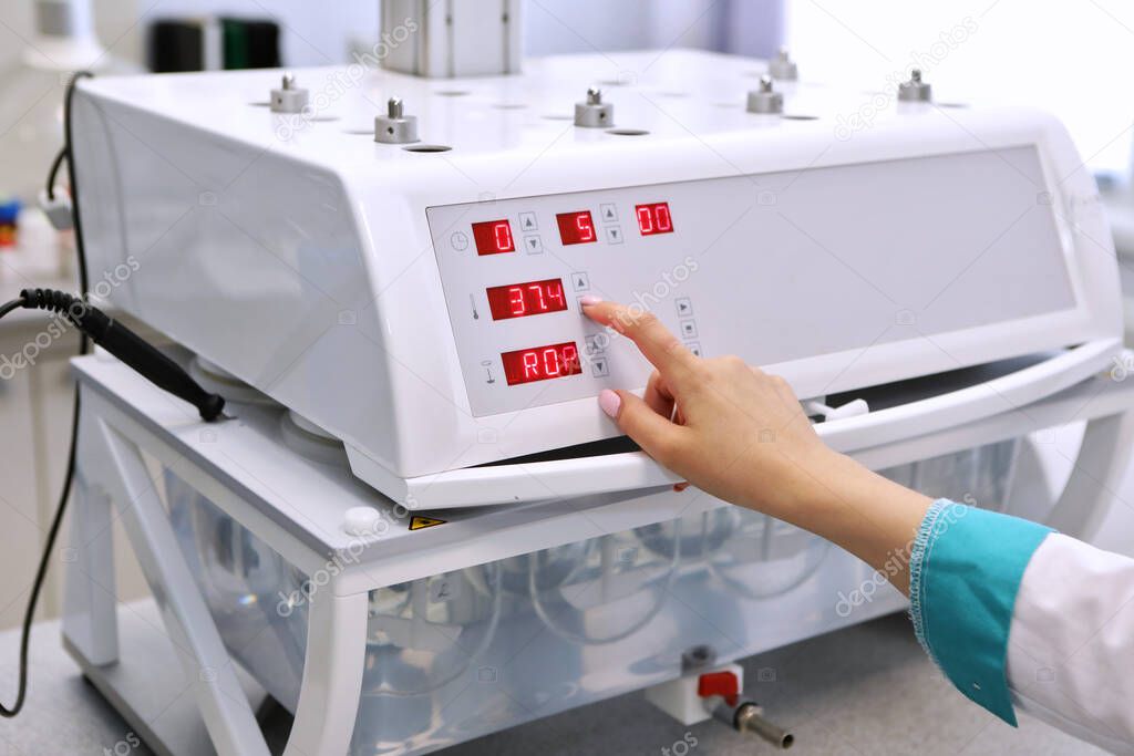 Una Química Femenina Realiza Pruebas De Solubilidad De Tabletas Y Otras