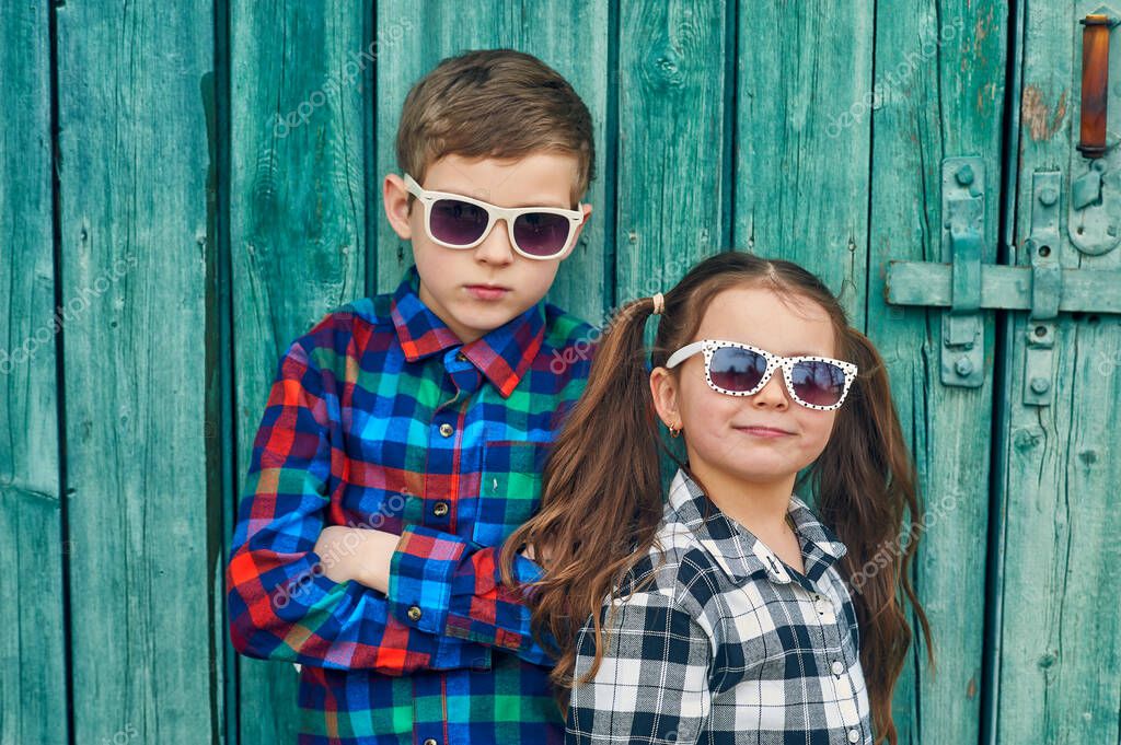 retrato de dos modelos de niños, niños posando en la puerta vieja 2023