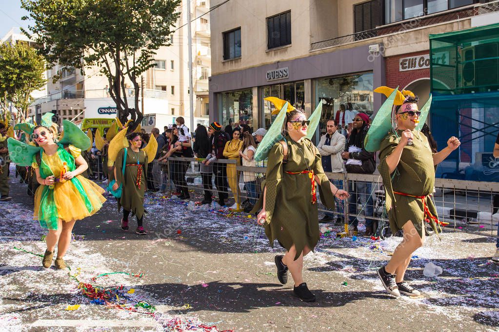LIMASSOL, CHIPRE - 26 DE FEBRERO: Gran Desfile de Carnaval - un pueblo ...