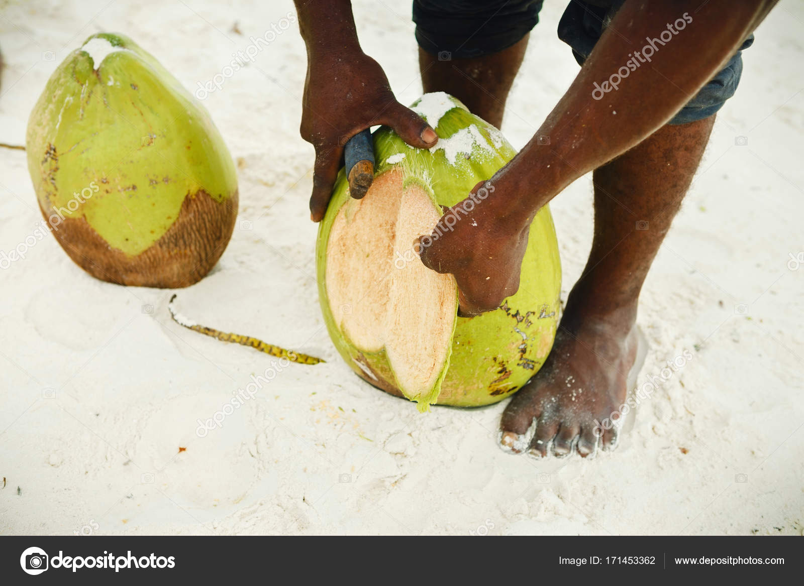 Africano hombre pela coco en la playa de cerca: fotografía de stock ...