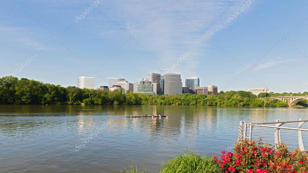 Panorama del río Potomac cerca de Key Bridge con rascacielos Rosslyn en ...