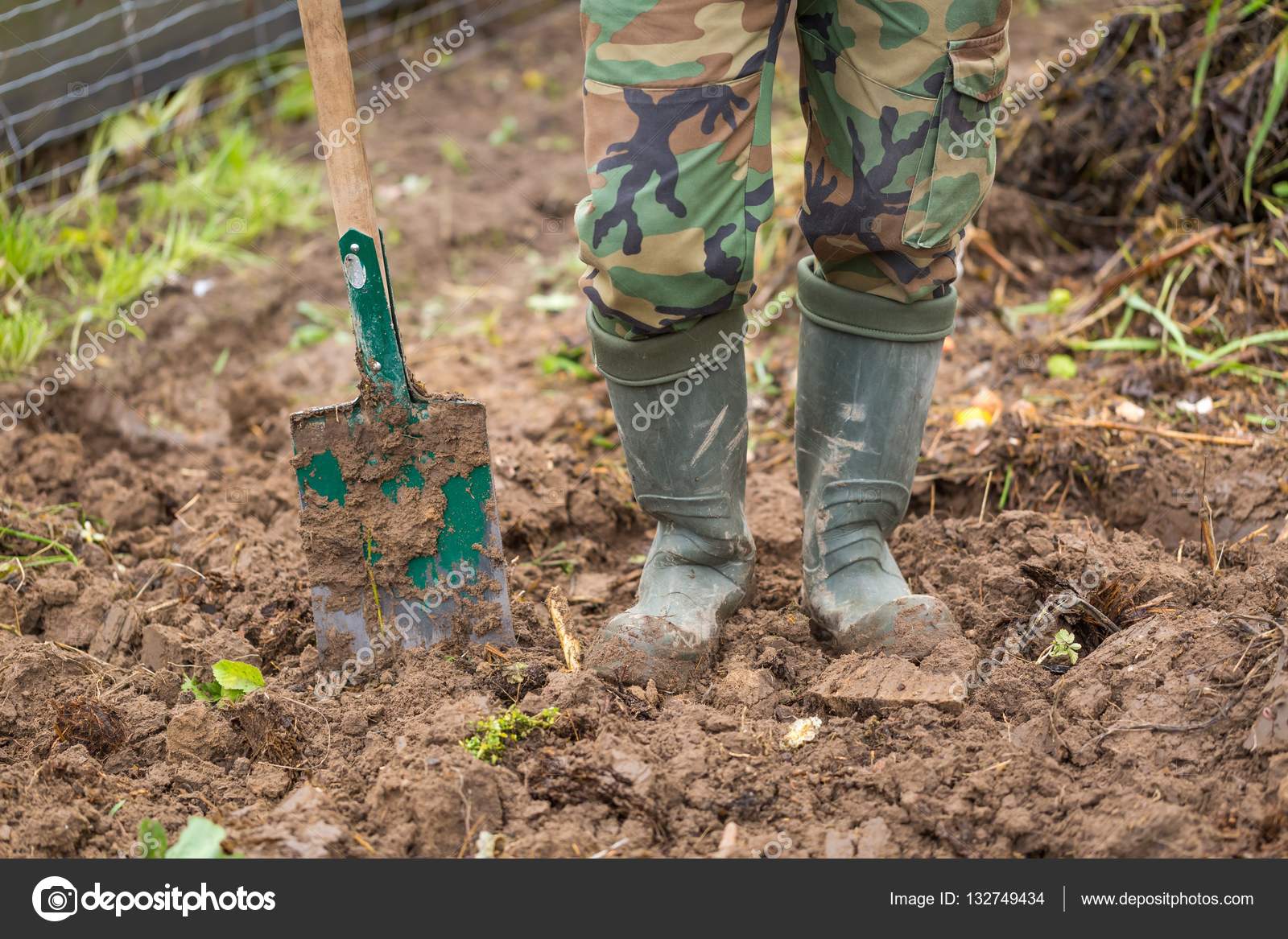 Man digging with spade in garden Stock Photo by ©Milosz_ 132749434