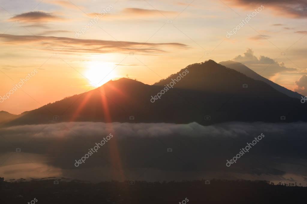 Volcán activo. Salida del sol desde la cima del Monte Batur - Bali ...