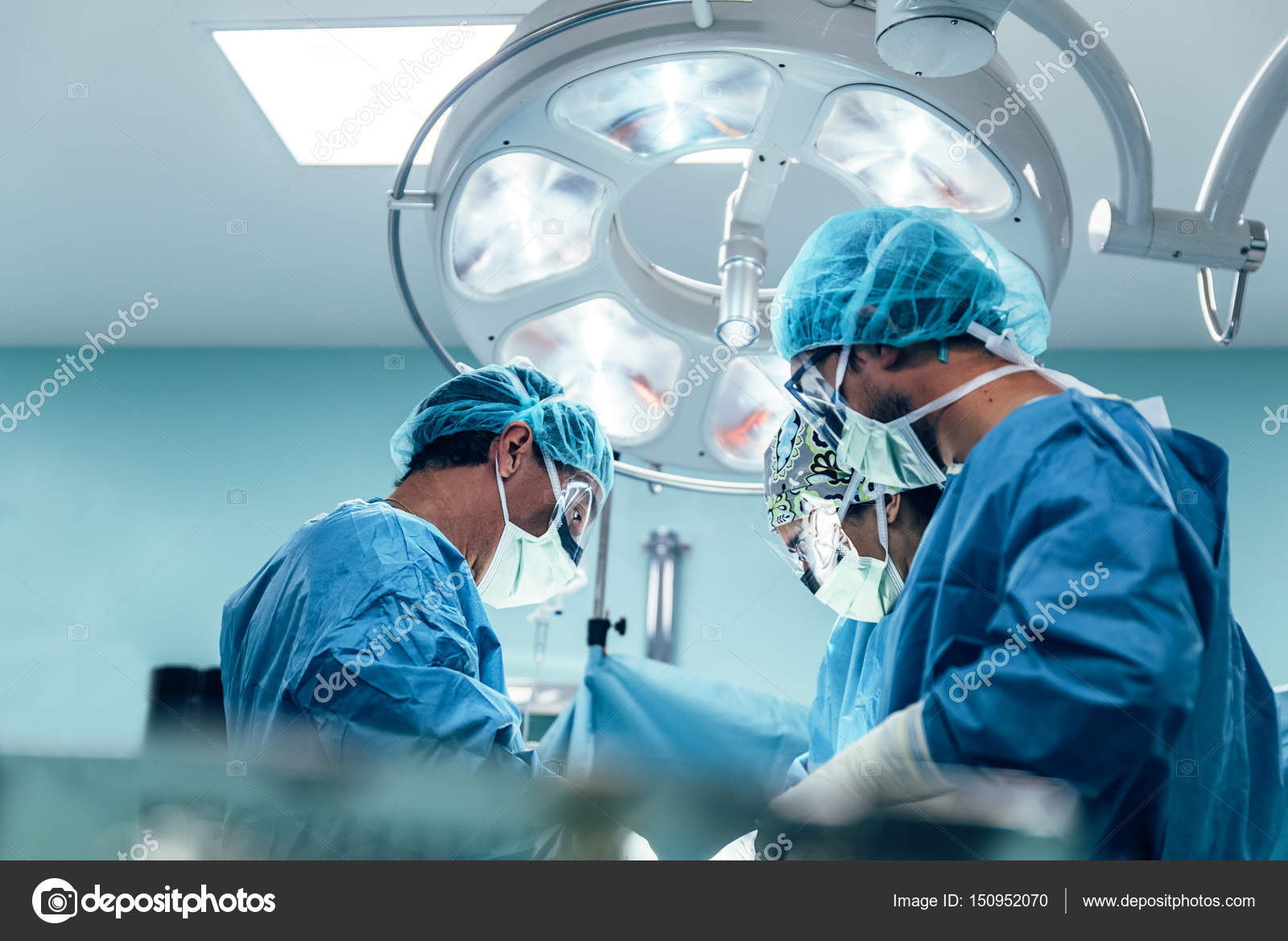 Equipo de Cirujanos Operando . — Foto de stock #150952070 © santypan